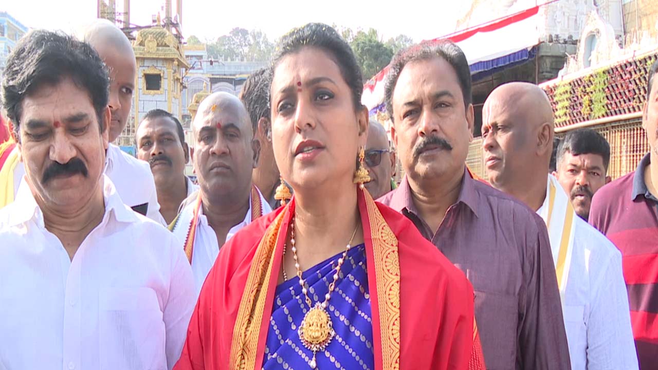 RK Roja At Tirumala : తిరుమలలో జై అమరావతి నినాదాలు.. మంత్రి రోజాకు ...