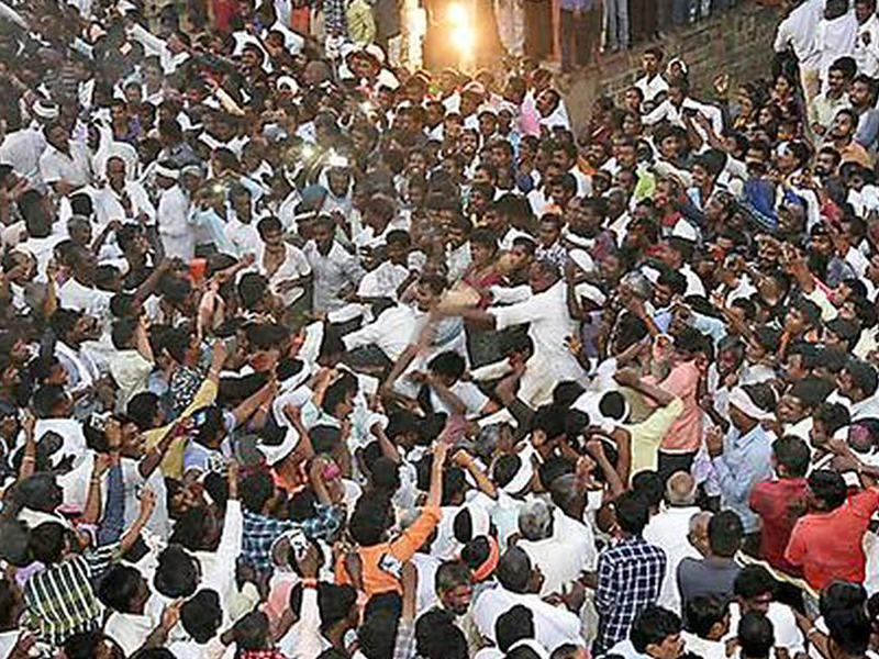 Nizambad Holi festival with fist fighting:హోలీ అంటే అక్కడ పిడిగుద్దులాట ...