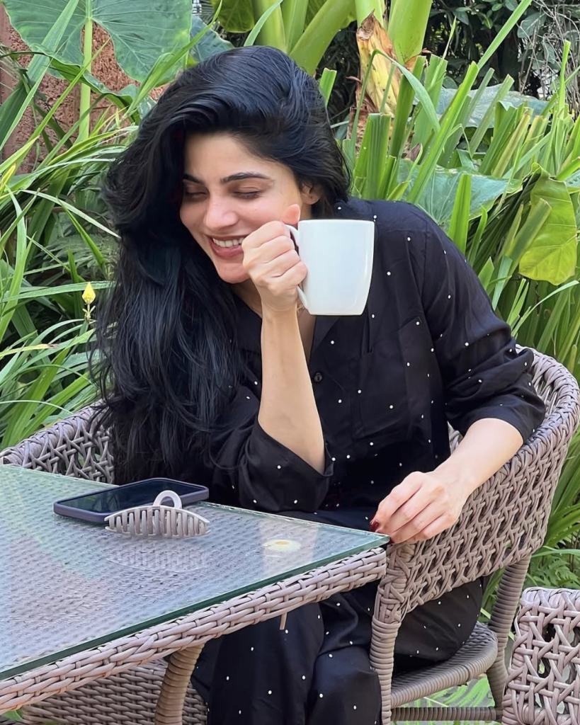 Divya Bharathi : కాఫీ కప్పుతో న్యాచురల్ లుక్ దివ్య భారతి..