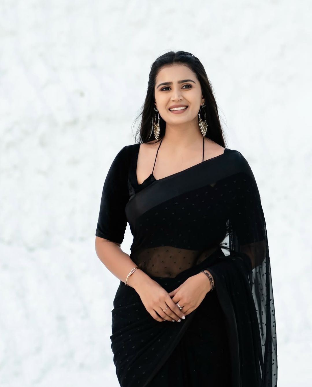 Kavya Shree: బ్లాక్ శారీలో ఆకట్టుకుంటున్న కావ్య శ్రీ!