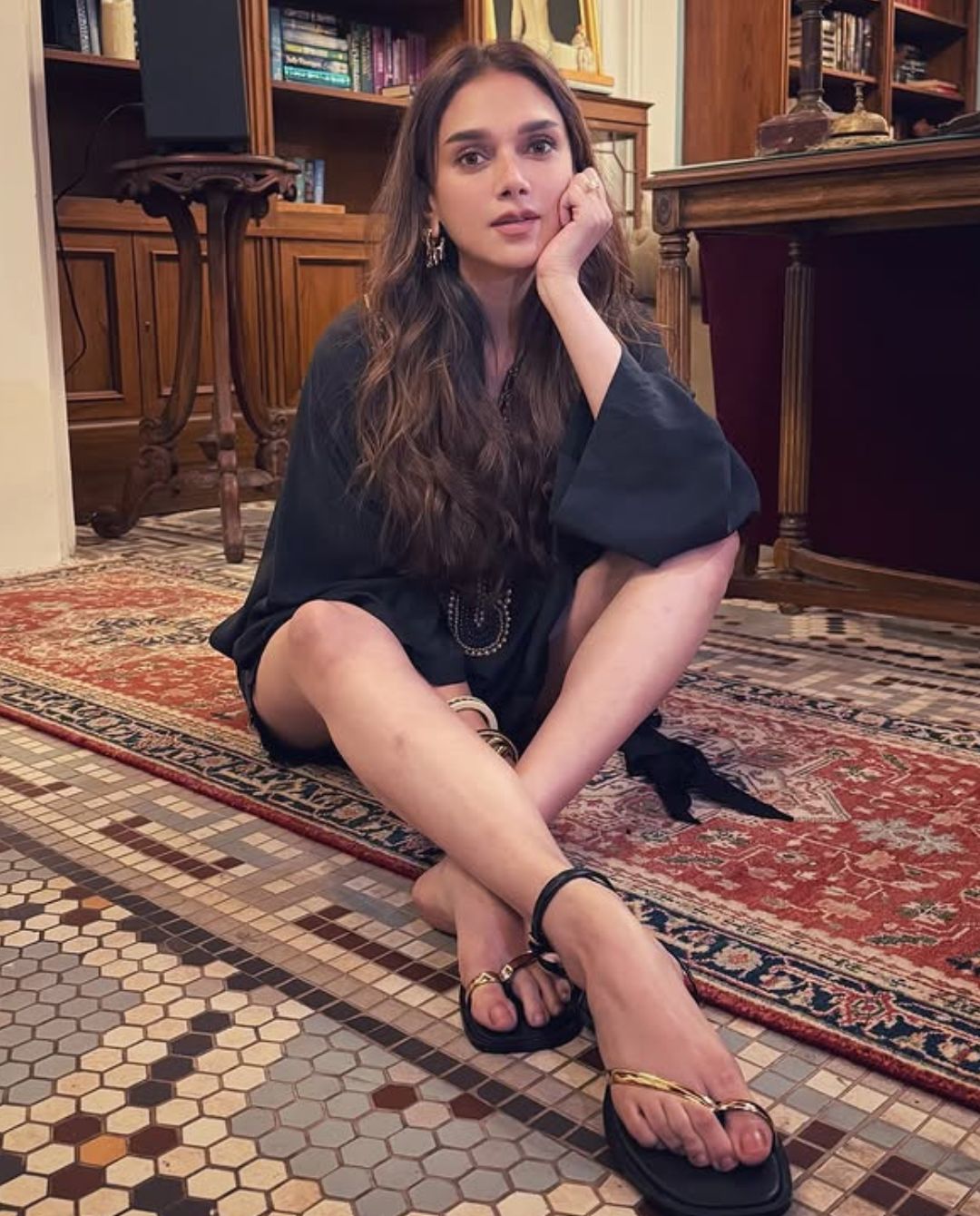 Aditi Rao Hydari : ప్యాంట్ వేసుకోవడం మర్చిపోయావా అదితి.. ఆ పోజులేంటి ...