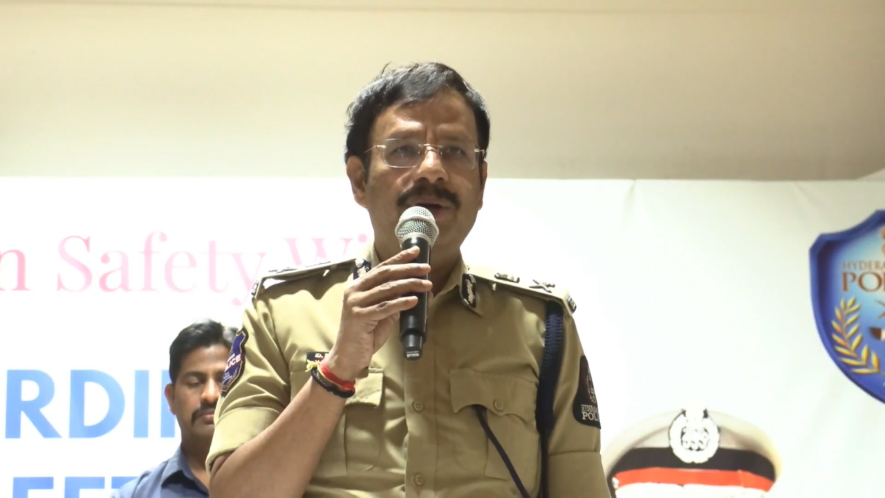 CP Sajjanar: బలవంతపు వసూళ్లకు పాల్పడితే చర్యలు తప్పవు.. ట్రాన్స్ ...