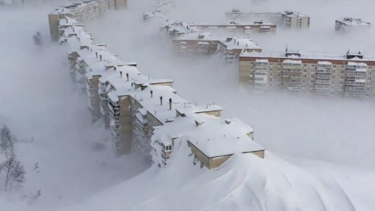 Russia Snow Storm: రష్యాలో మంచు తుపాను బీభత్సం.. అపార్ట్మెంట్ ఎత్తులో ...