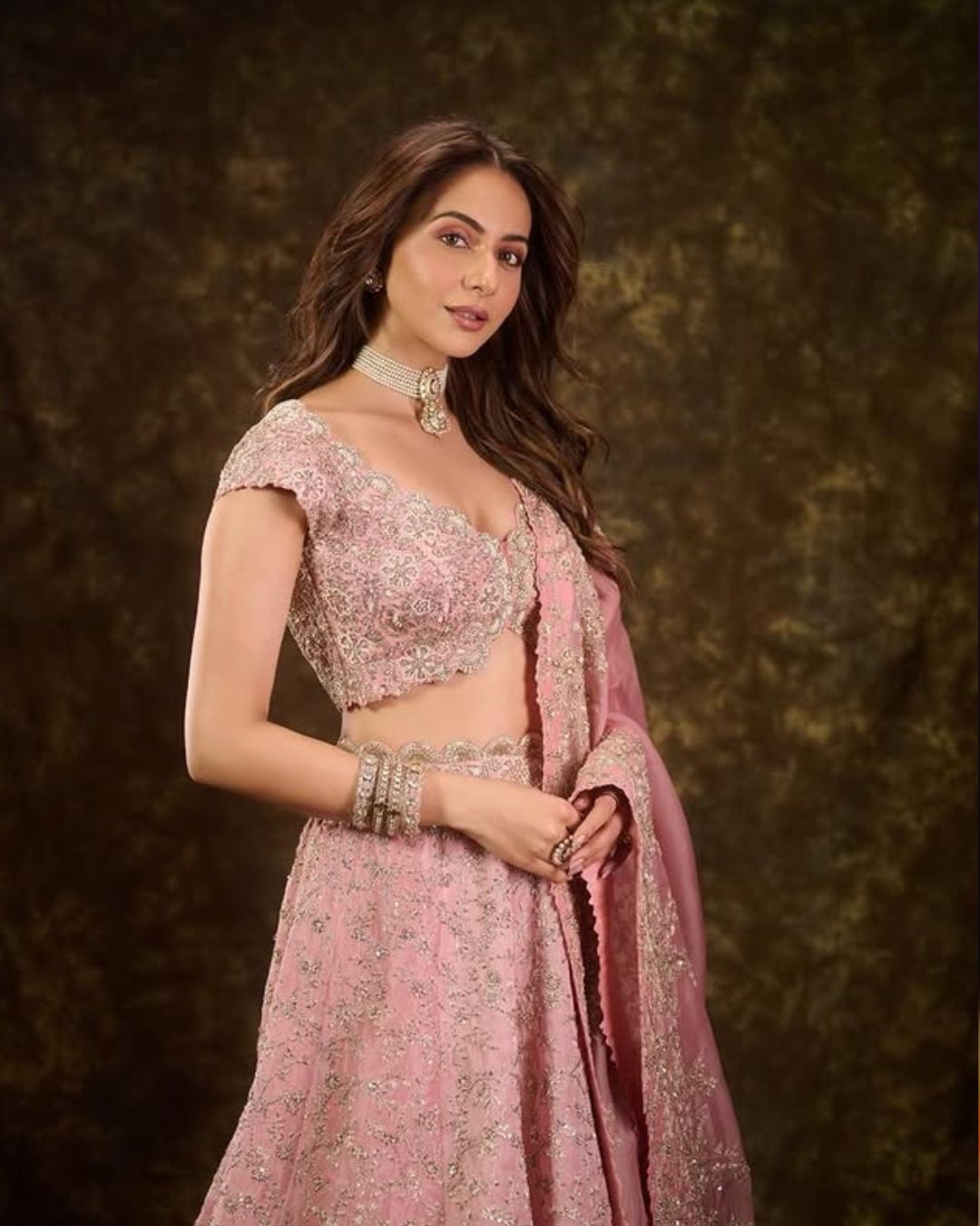 Rakul Preeth Singh : పింక్ లెహంగాలో గార్జీయస్ లుక్ లో రకుల్ స్టిల్స్..